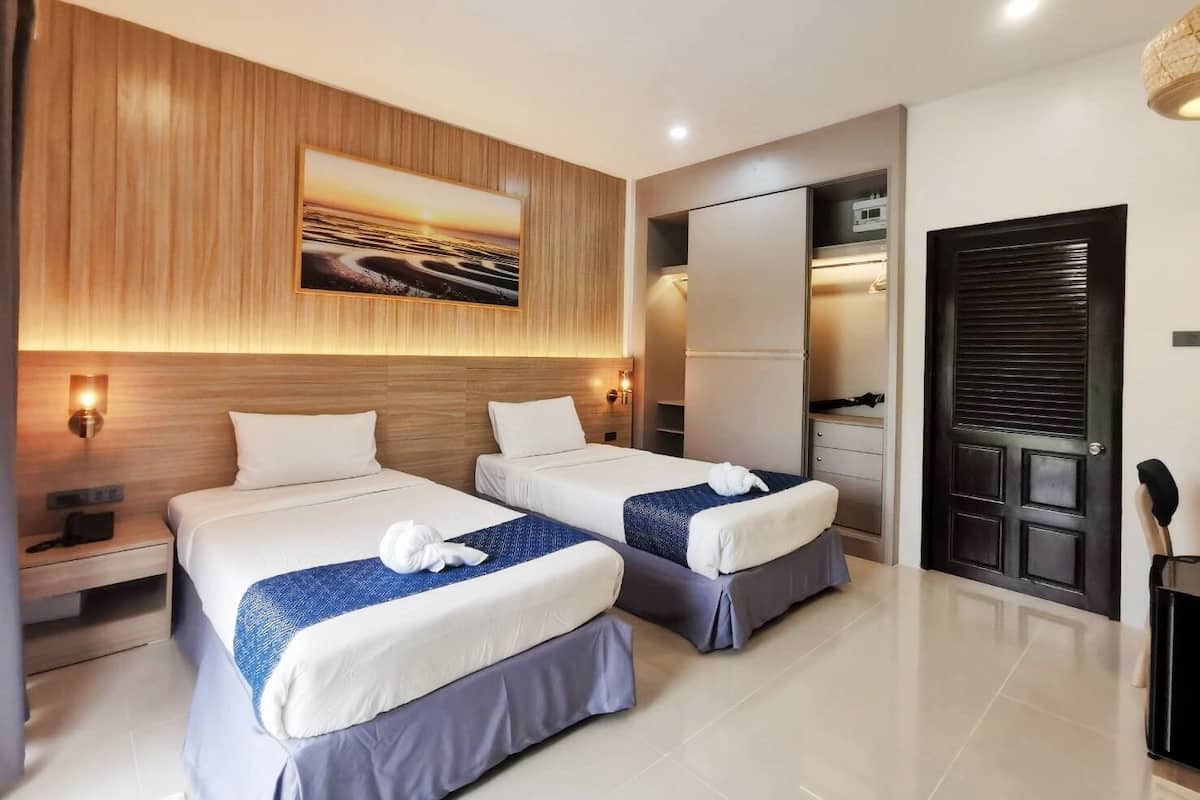 Cofres nos quartos, escrivaninha, espaço de trabalho para notebook