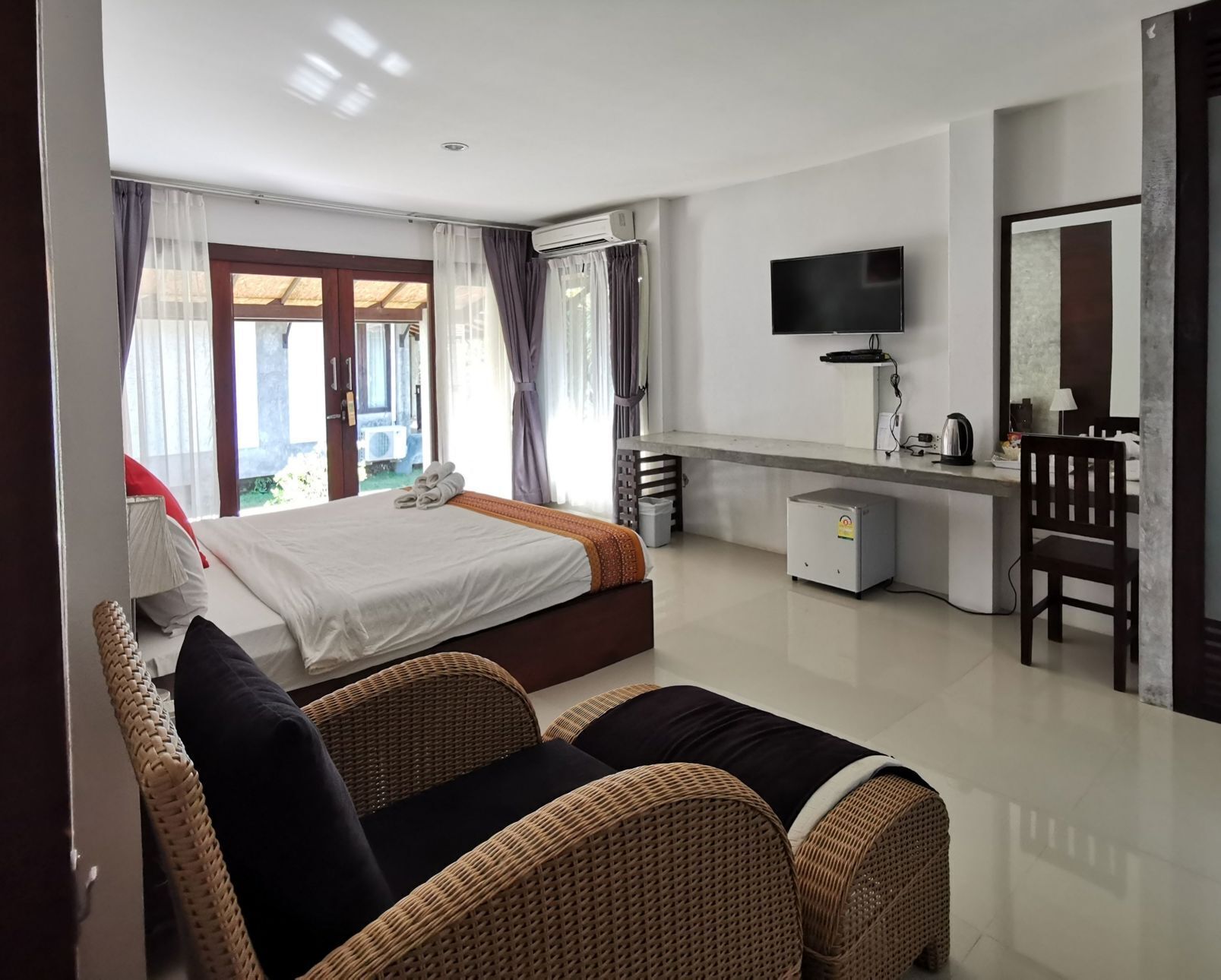 Cofres nos quartos, escrivaninha, espaço de trabalho para notebook