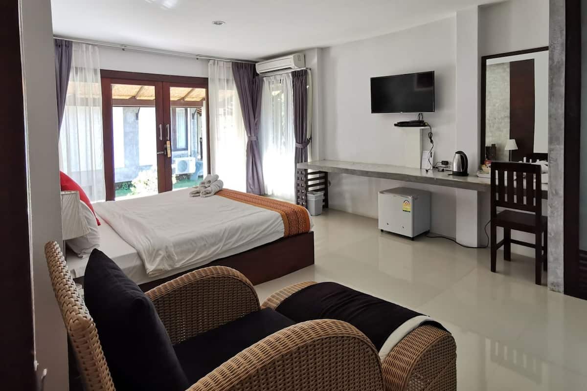 Cofres nos quartos, escrivaninha, espaço de trabalho para notebook