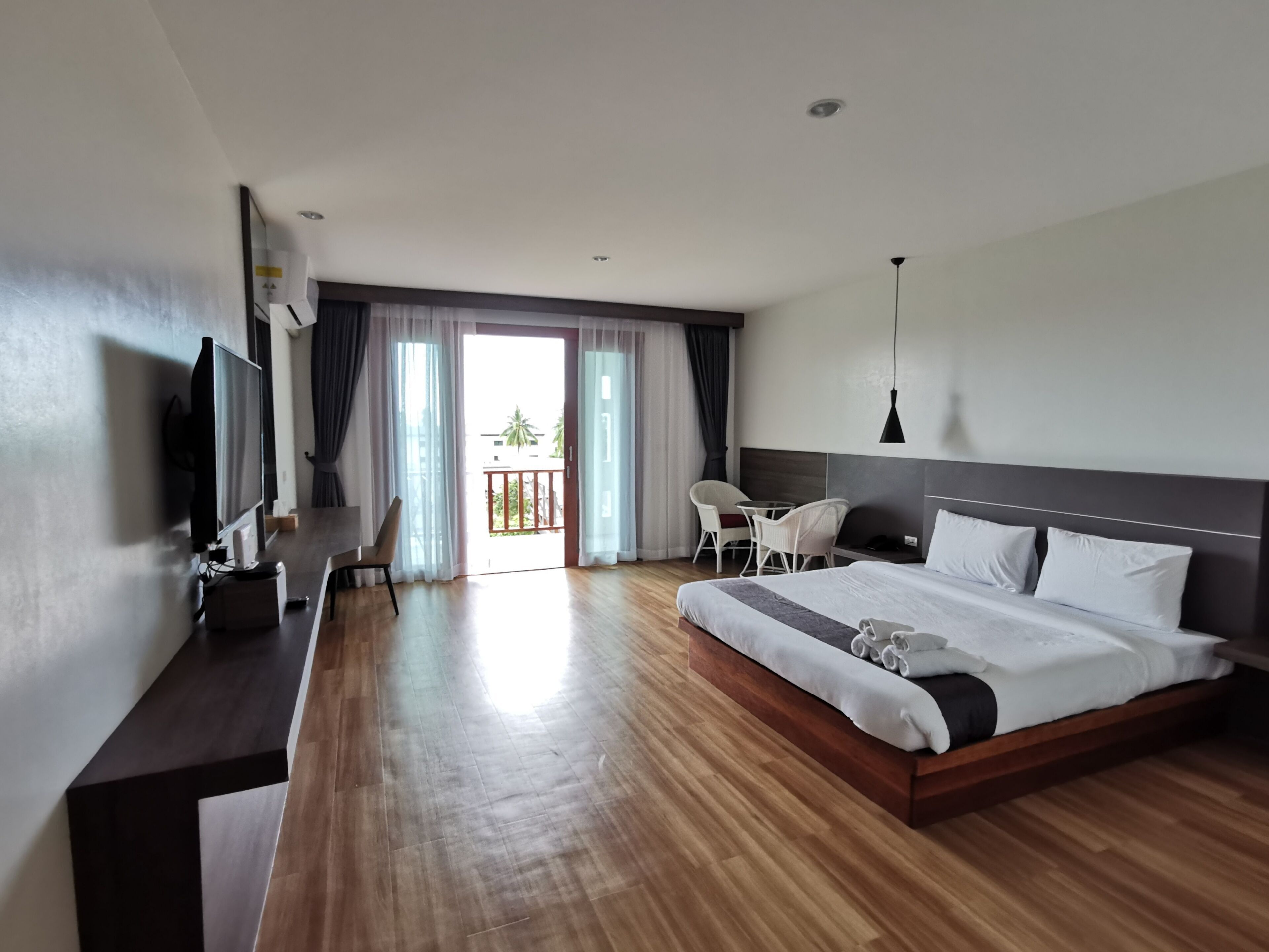 Cofres nos quartos, escrivaninha, espaço de trabalho para notebook