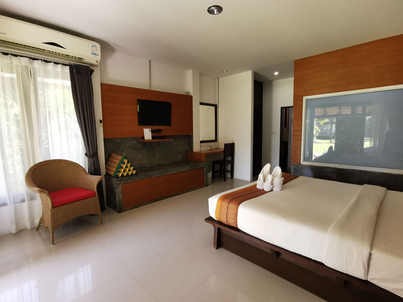 Cofres nos quartos, escrivaninha, espaço de trabalho para notebook