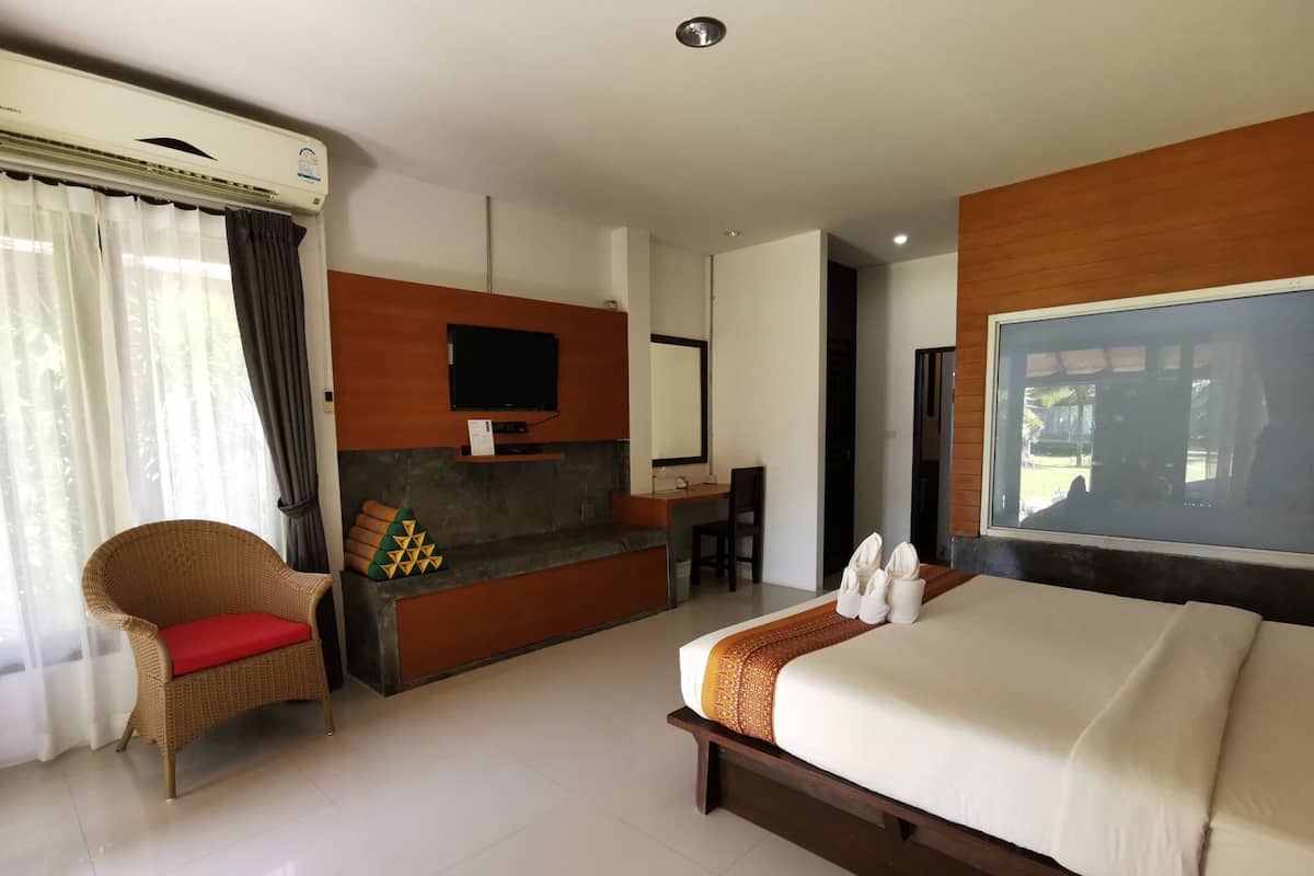 Cofres nos quartos, escrivaninha, espaço de trabalho para notebook