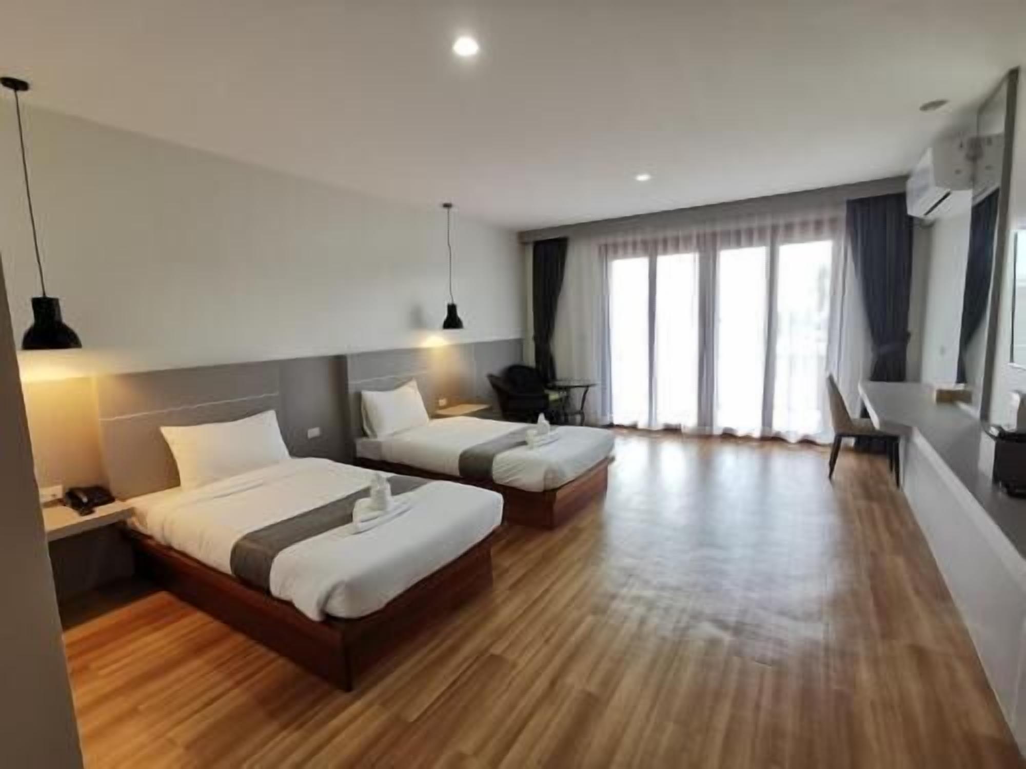 Cofres nos quartos, escrivaninha, espaço de trabalho para notebook