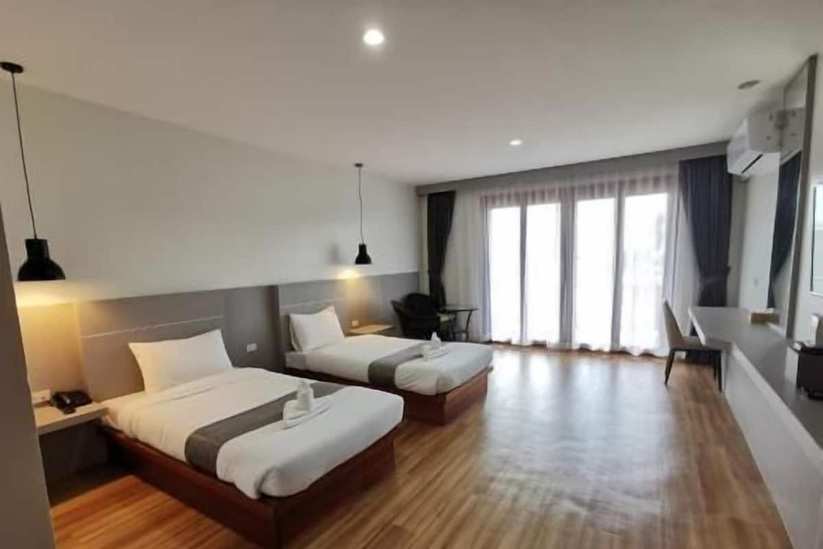 Cofres nos quartos, escrivaninha, espaço de trabalho para notebook