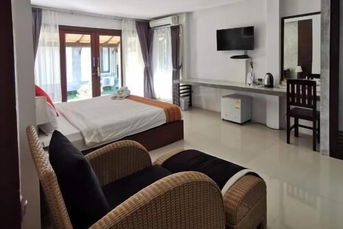 Cofres nos quartos, escrivaninha, espaço de trabalho para notebook