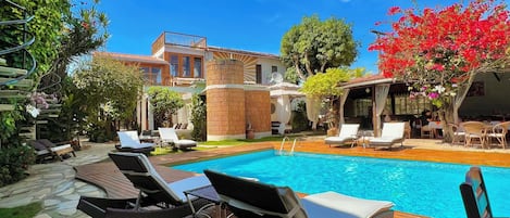 Piscina externa, espreguiçadeiras