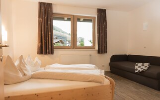 Apartamento, 2 quartos, cozinha, vista para a montanha | 2 quartos, roupa hipoalergénica, cofre no quarto, secretária 