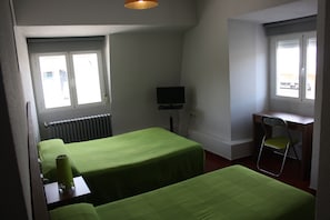 Quarto Triplo | Secretária, cortinas/cortinados opacos, Wi-fi grátis