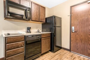 Quarto, 2 camas queen-size, não fumadores (Efficiency, Access Tub, Pet Friendly)