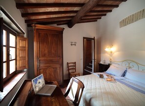 1 quarto, roupas de cama premium, edredons de pluma, escrivaninha