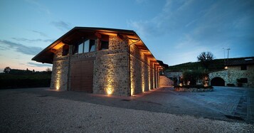 Fachada do alojamento (tarde/noite)