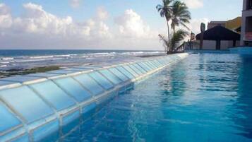 Piscina exterior, espreguiçadeiras