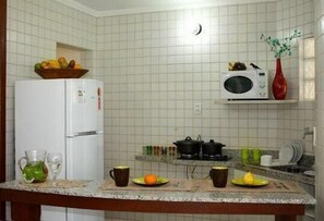 Apartamento Perfil, Térreo | Kitchenette privada | Um frigorífico/congelador grande, um micro-ondas no espaço comum