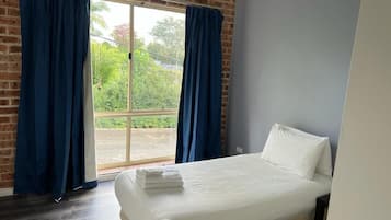 Quarto Individual Básico, 1 cama individual | 3 quartos, com mobília individualizada, secretária