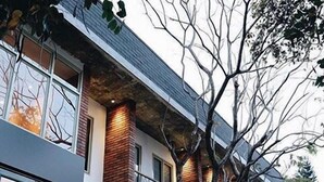 Um edifício moderno de dois andares com janelas amplas e fachada de tijolos.