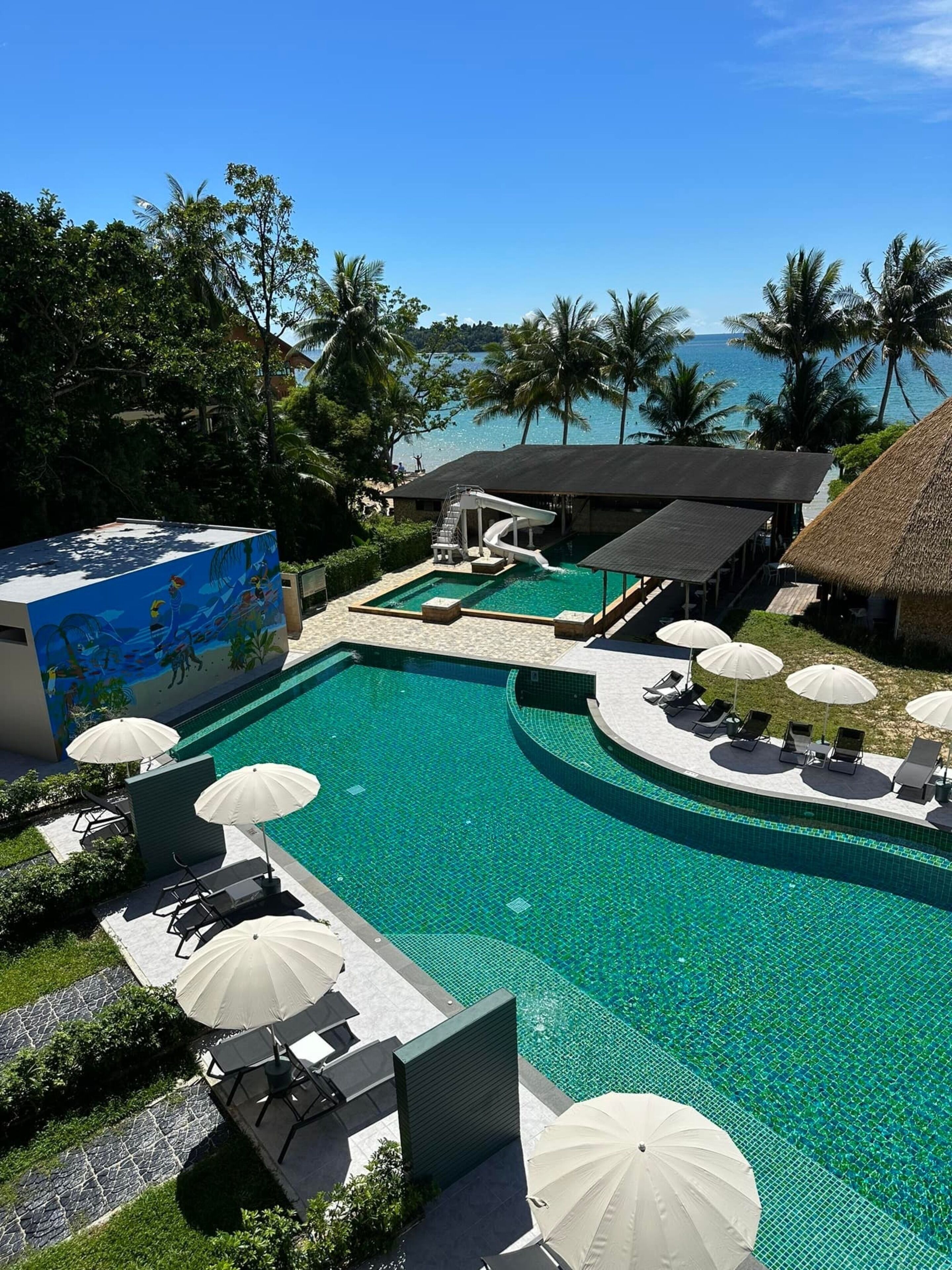 Superior Building Pool View | Minibar, cofre no quarto, secretária 