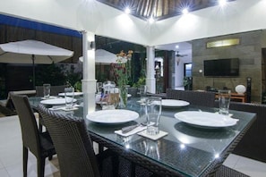 Vila standard, 2 quartos, para não fumantes, vista para a piscina | Opções para refeição no quarto
