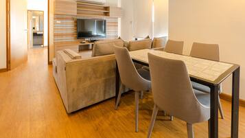 Suíte, 2 quartos | Opções para refeição no quarto
