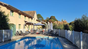 Piscina externa, espreguiçadeiras