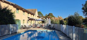 Piscina externa, espreguiçadeiras