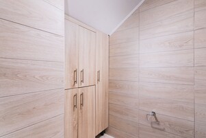 Apartamento, 2 quartos | Casa de banho | Uma banheira, um secador de cabelo, toalhas fornecidas, sabão