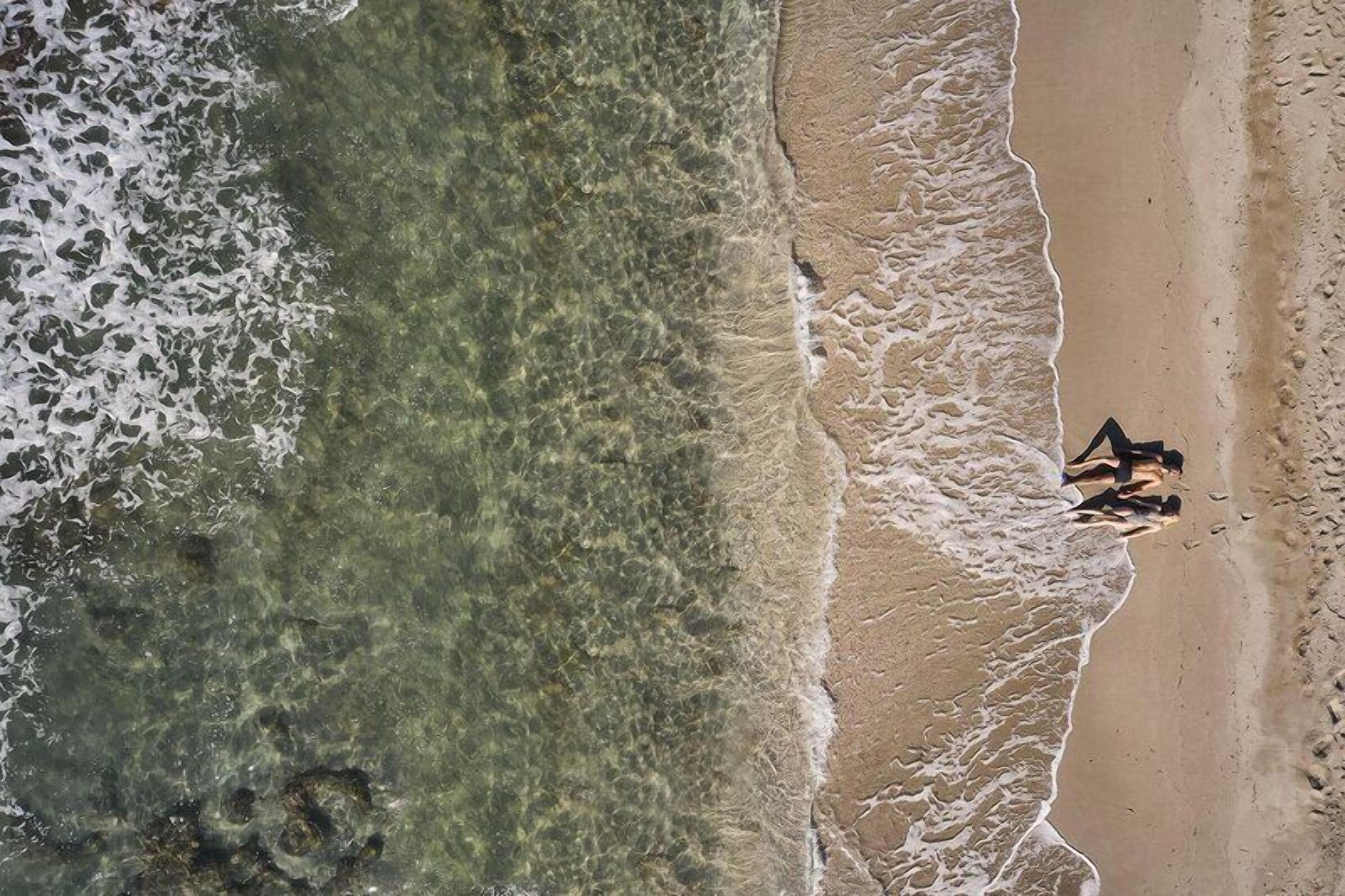 Na praia, espreguiçadeiras, guarda-sóis de praia 