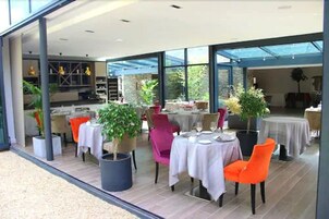 Almoços e jantares servidos, incluindo cozinha francesa 