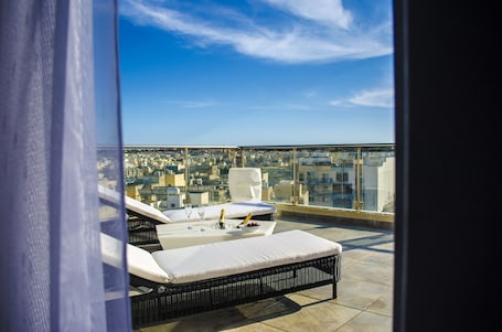 Cobertura superluxo, 4 quartos, acessĆvel, piscina particular | TerraƧo/pĆ”tio