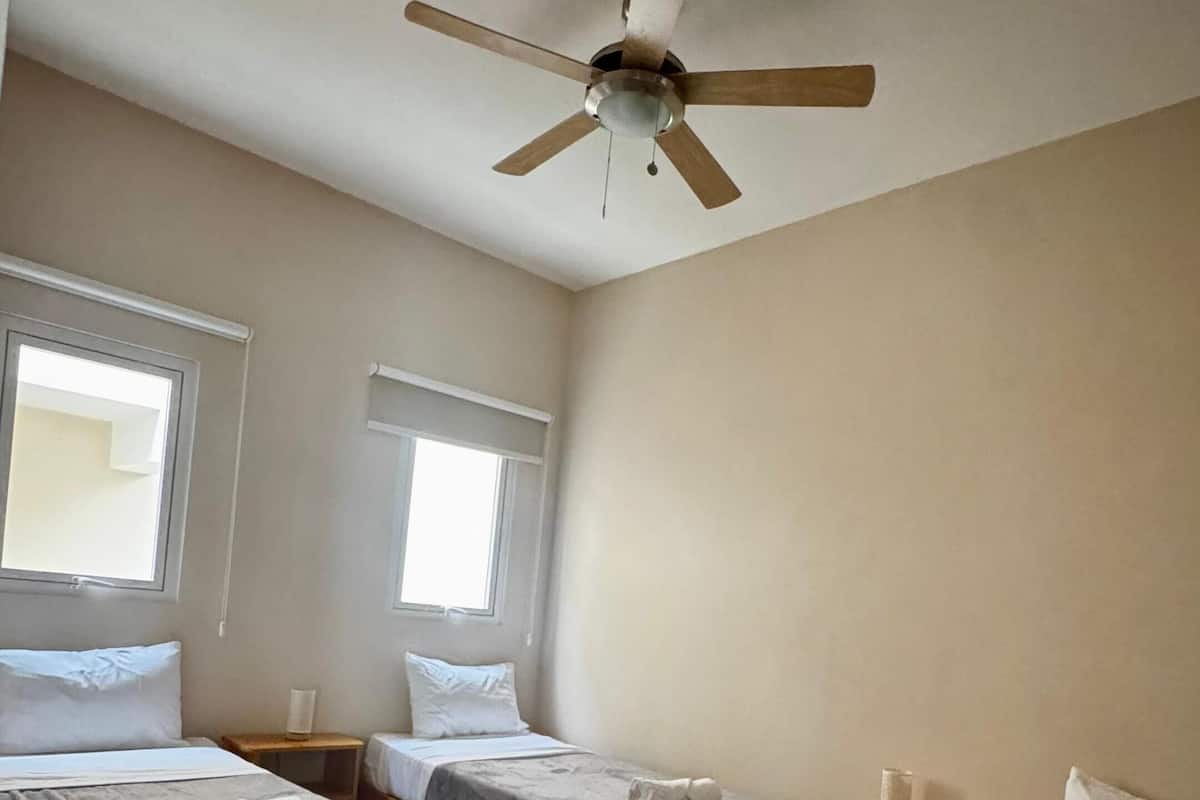 Quarto triplo conforto | Edredons de pluma, Wi-Fi de cortesia, roupa de cama