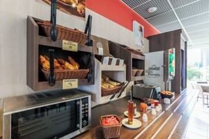 Café da manhã com buffet todos os dias (EUR 9.90 por pessoa) 