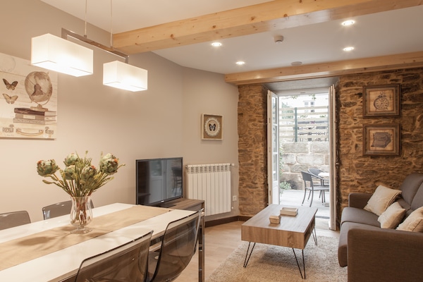 Apartamento, 2 quartos | Sala de estar | TV de tela plana