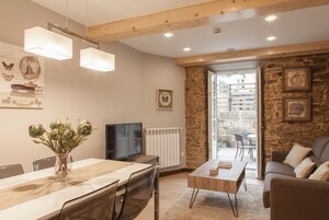 Apartamento, 2 quartos | Sala | TV de ecrã plano 