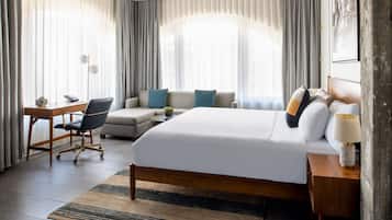 Suite, 1 cama king-size, Vista para a cidade, no canto | 1 quarto, roupa de alta qualidade, camas de colchão pillowtop