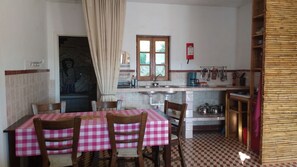Casa, 2 quartos, varanda | Cozinha privada | Uma placa de cozinha, utensílios de cozinha 