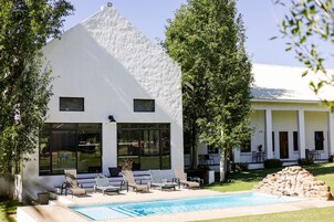 Piscina externa, guarda-sóis, espreguiçadeiras