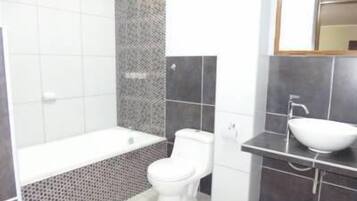 Quarto Duplo, 1 cama queen-size | Casa de banho | Um polibã, artigos de higiene pessoal grátis