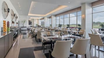 Café da manhã, almoço e jantar; culinária internacional