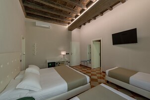 Quarto Quádruplo, 1 quarto | Cofre no quarto, secretária, berços/camas para crianças