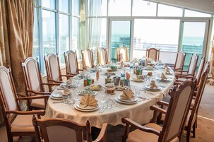 Pequenos-almoços, almoços, jantares servidos, cozinha internacional 