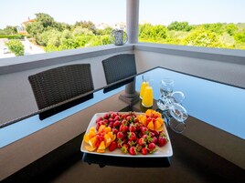 Apartamento Superior, 2 quartos, varanda, vista para o mar | Comida e bebidas