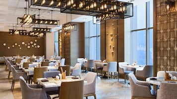 3 restaurantes: opção de café da manhã, almoço e jantar