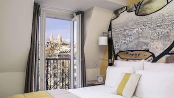 Quarto de hotel com cama, janela com cortinas e vista para o horizonte urbano, além de uma parede com um mural da paisagem da cidade.