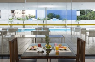 Café da manhã com buffet grátis todos os dias