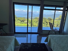 Quarto Duplo Standard, 2 camas de casal, vista para a montanha | Lençóis italianos Frette, roupa de alta qualidade, edredões de penas 