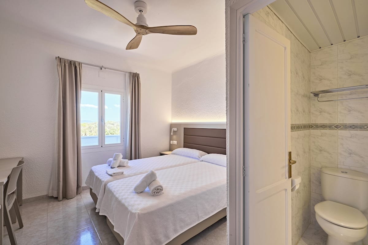 Quarto casal econômico (No Balcony) | Cortinas blackout, Wi-Fi de cortesia, roupa de cama