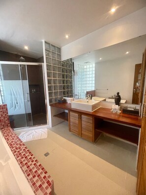 Quarto Triplo | Casa de banho | Um polibã e uma banheira separados, um chuveiro fixo 