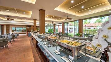 Café da manhã com buffet grátis todos os dias