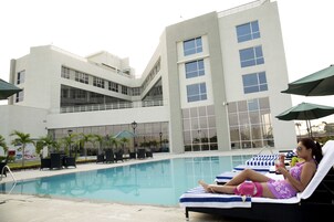 Piscina externa, funciona das 7h às 19h, guarda-sóis