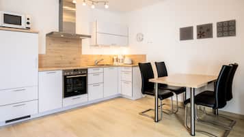 Apartamento, 1 quarto, junto ao pátio | Cozinha privada | Um frigorífico/congelador grande, um micro-ondas, um forno