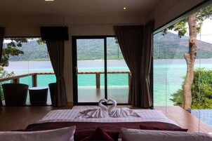 Ocean Pool Villa | Cofre no quarto, com decoração personalizada, secretária 